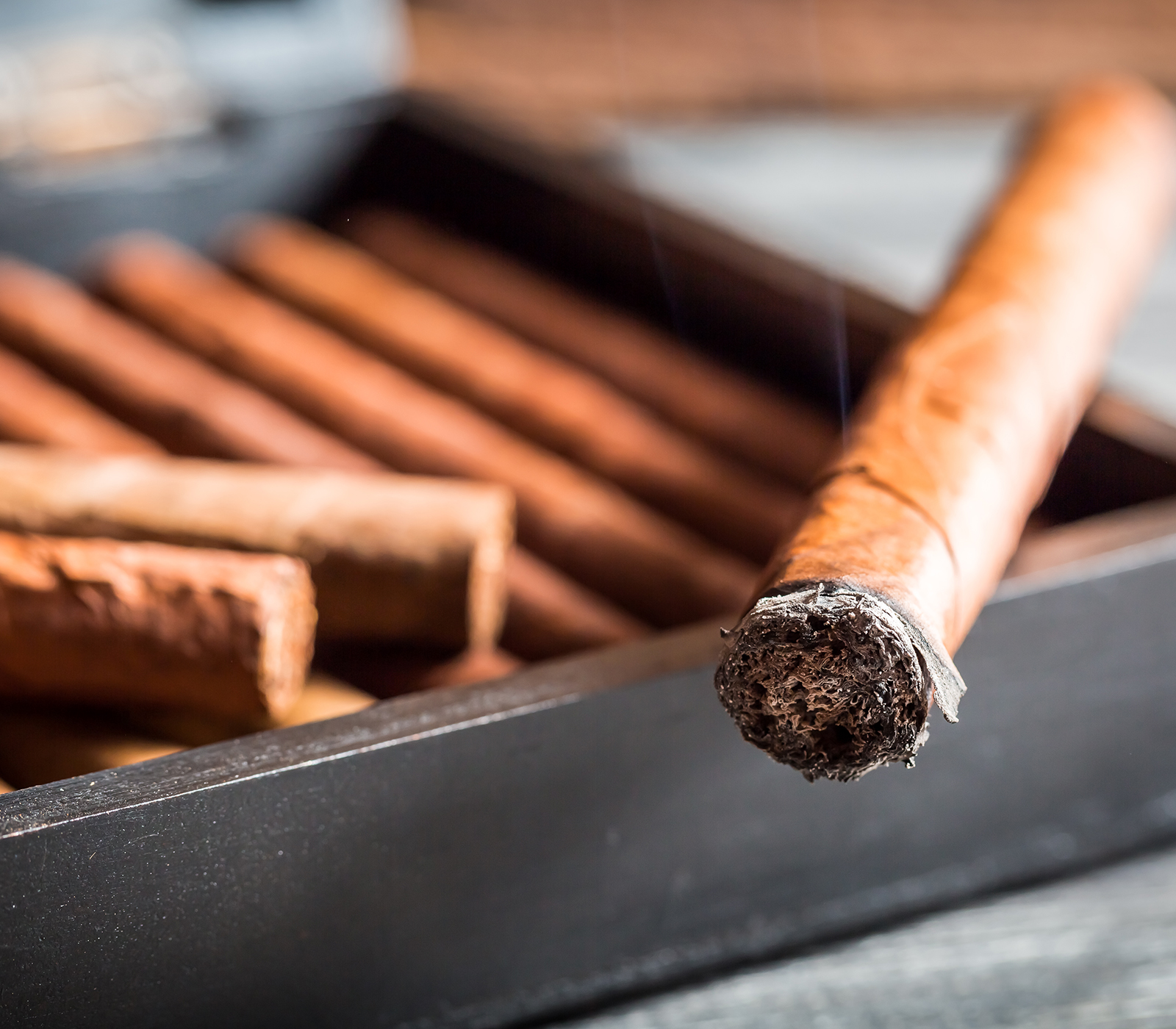 how-to-put-out-a-cigar-tips-and-tricks-pomerantz-cigars
